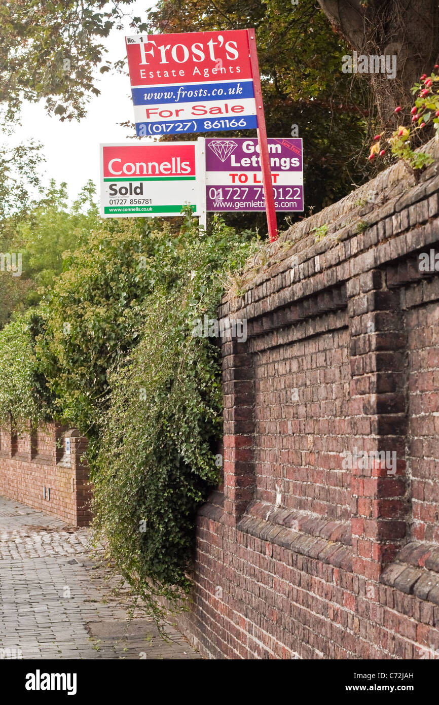 Sold signs uk hi-res stock photography and images - Alamy