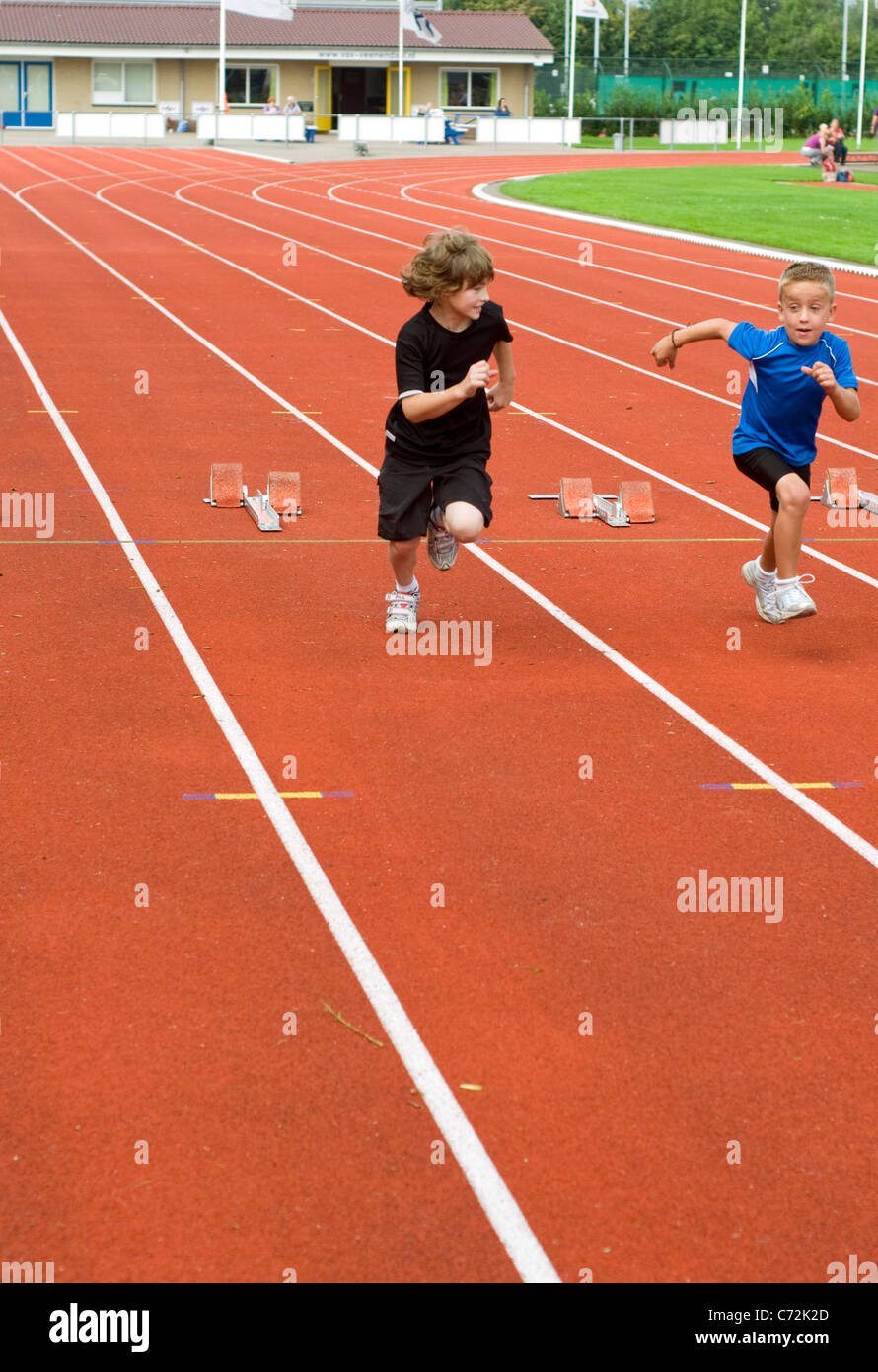 Kids running on track hi-res stock photography and images - Alamy