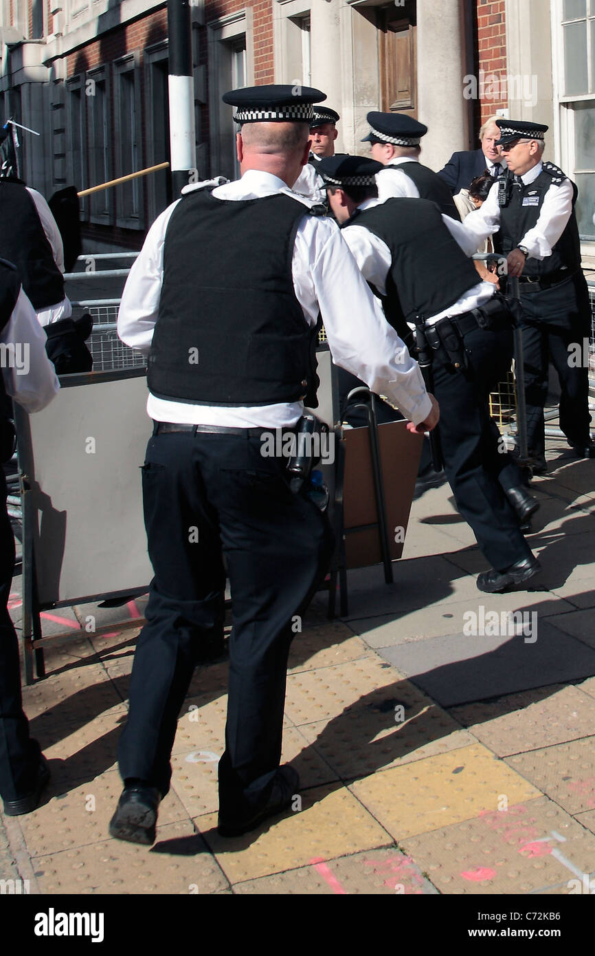 Police scuffle with protesters whilst protecting London Mayor Boris ...