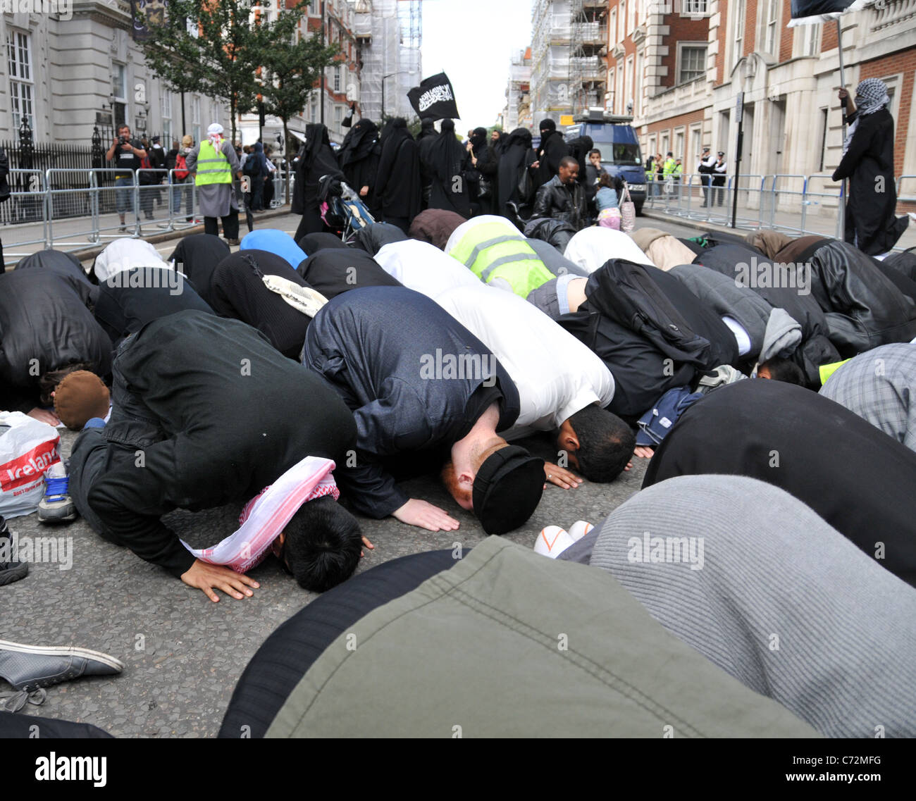 9/11 anniversary Muslim protesters outside US embassy London Muslims ...