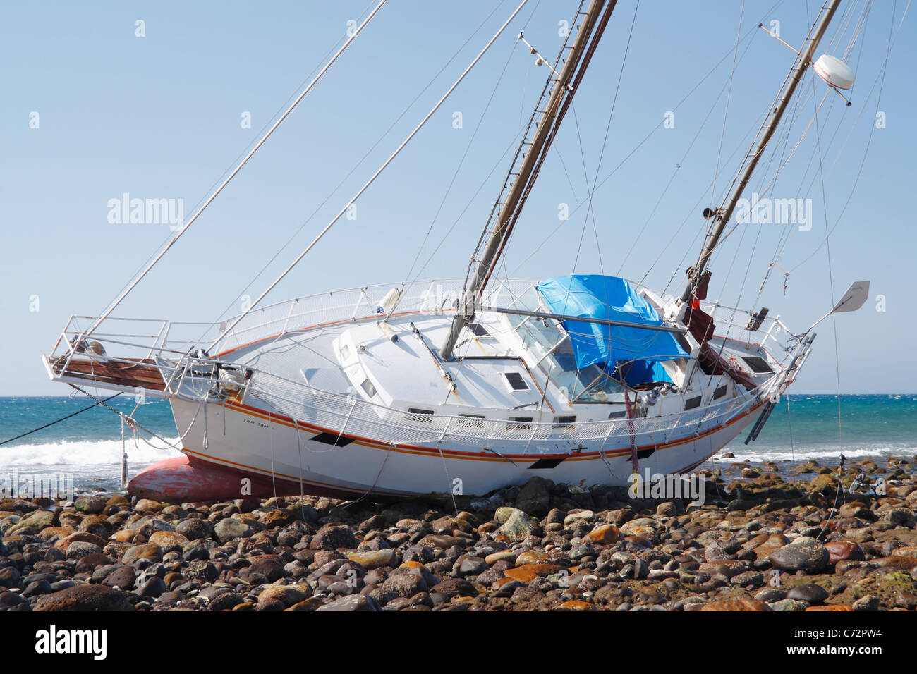 Yacht aground rocks hi-res stock photography and images - Alamy