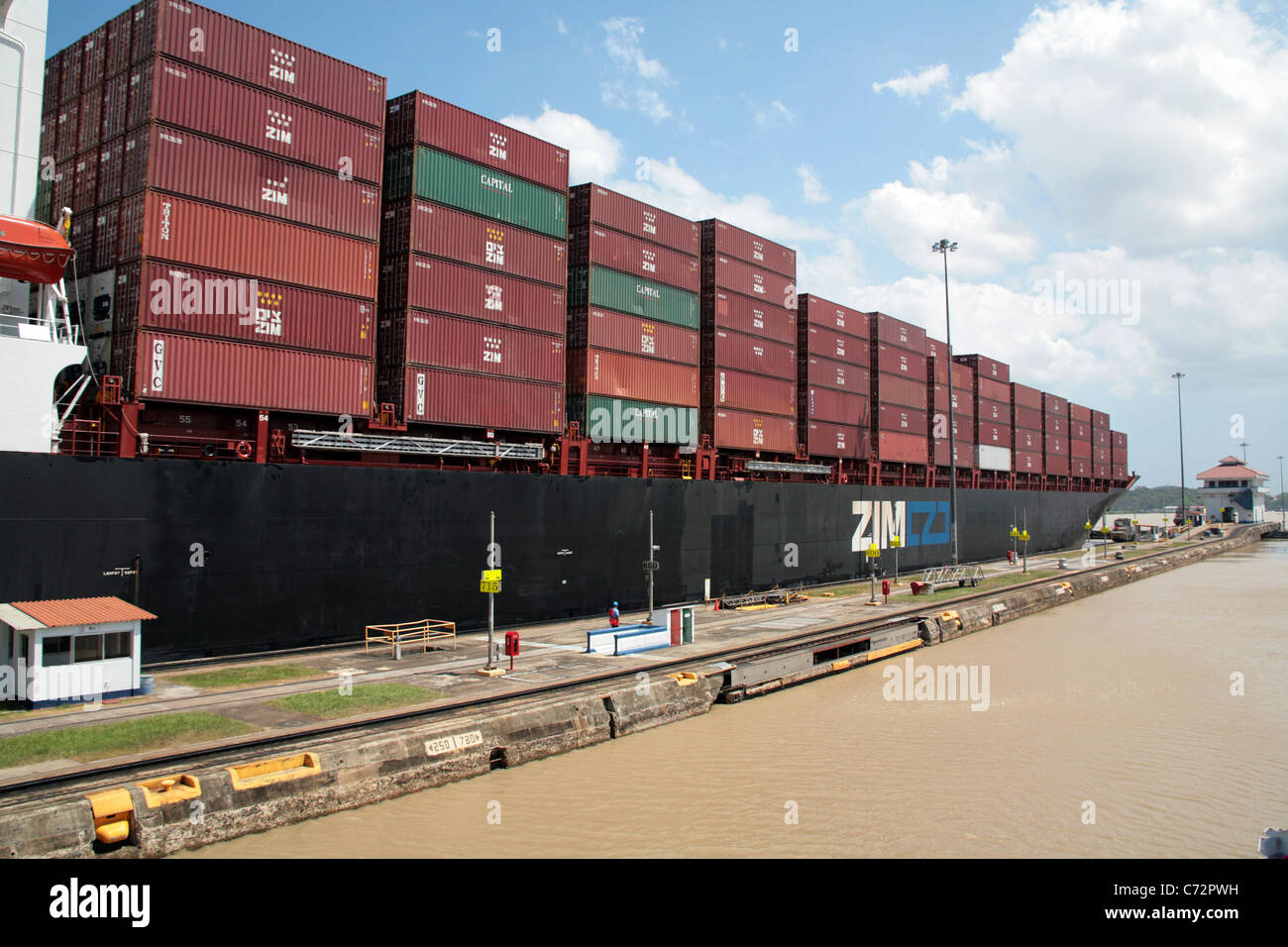 Vessels transiting the panama canal hi-res stock photography and images ...
