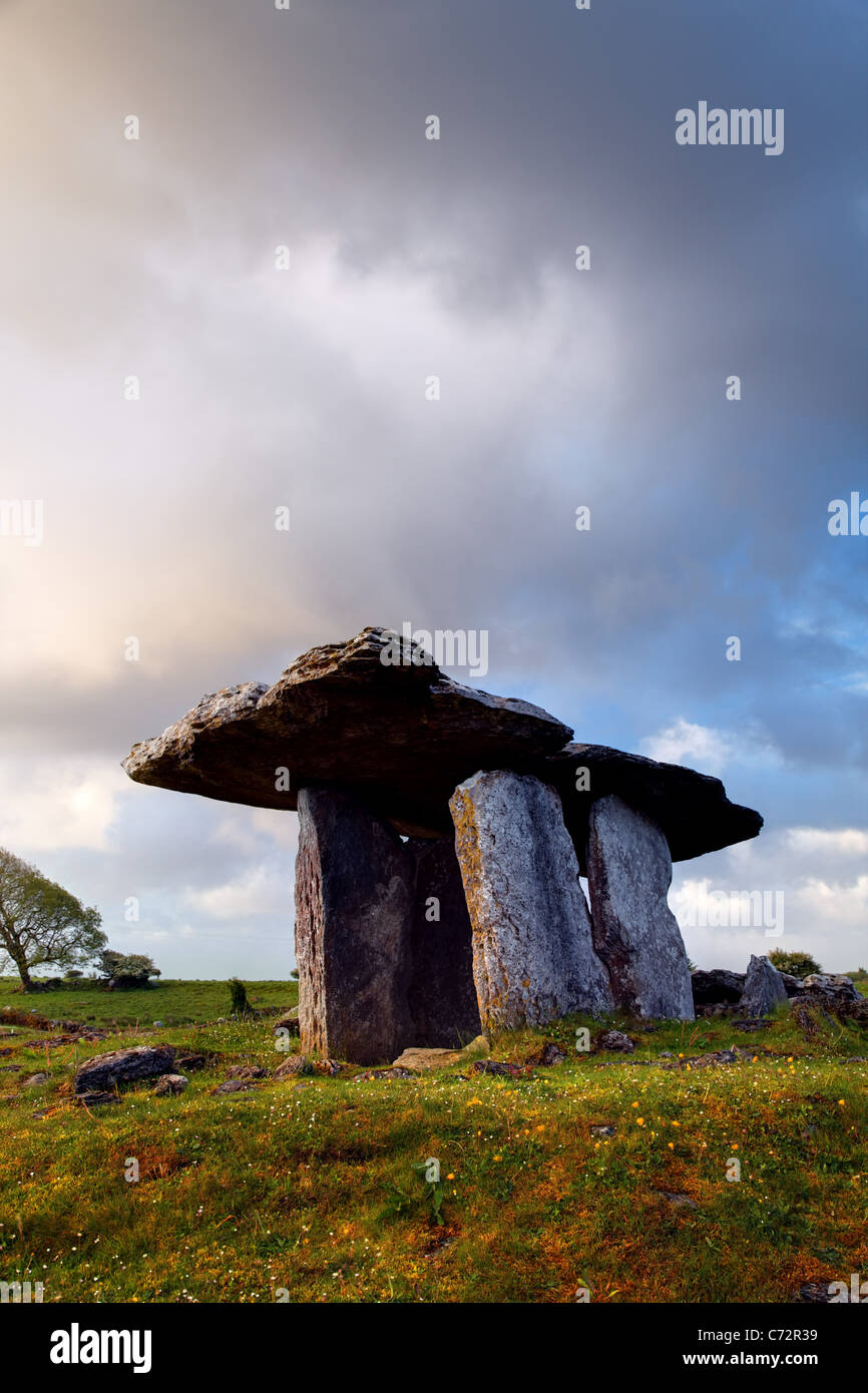 Poulnabrone dolmen, The Burren, County Clare, Republic of Ireland Stock ...