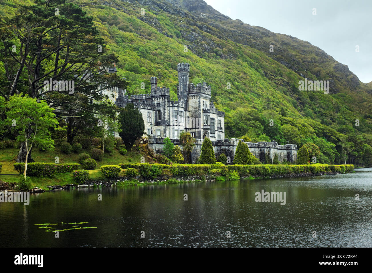 Kylemore abbey and kylemore lake hi-res stock photography and images ...