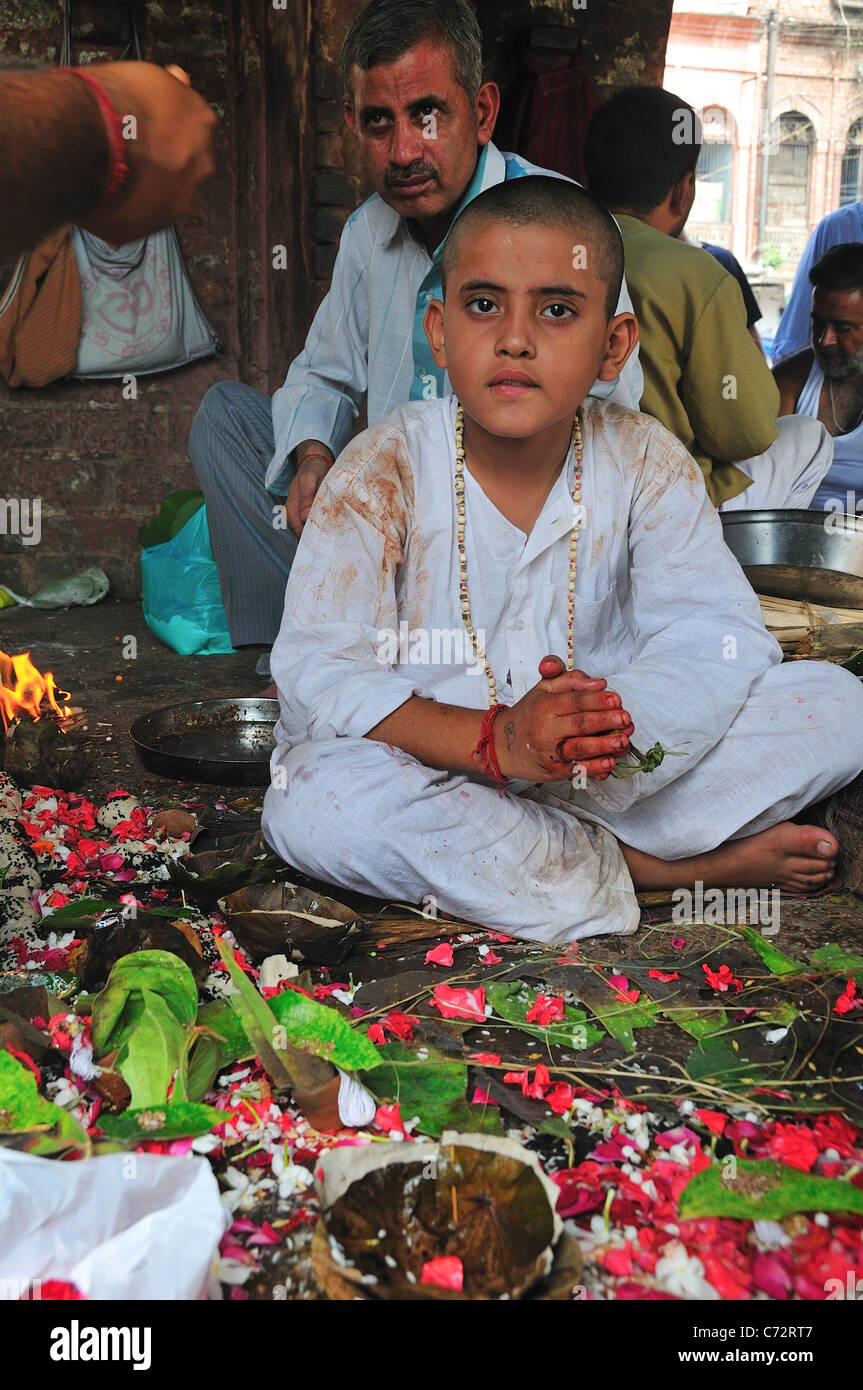 Hindu boy praying hi-res stock photography and images - Alamy