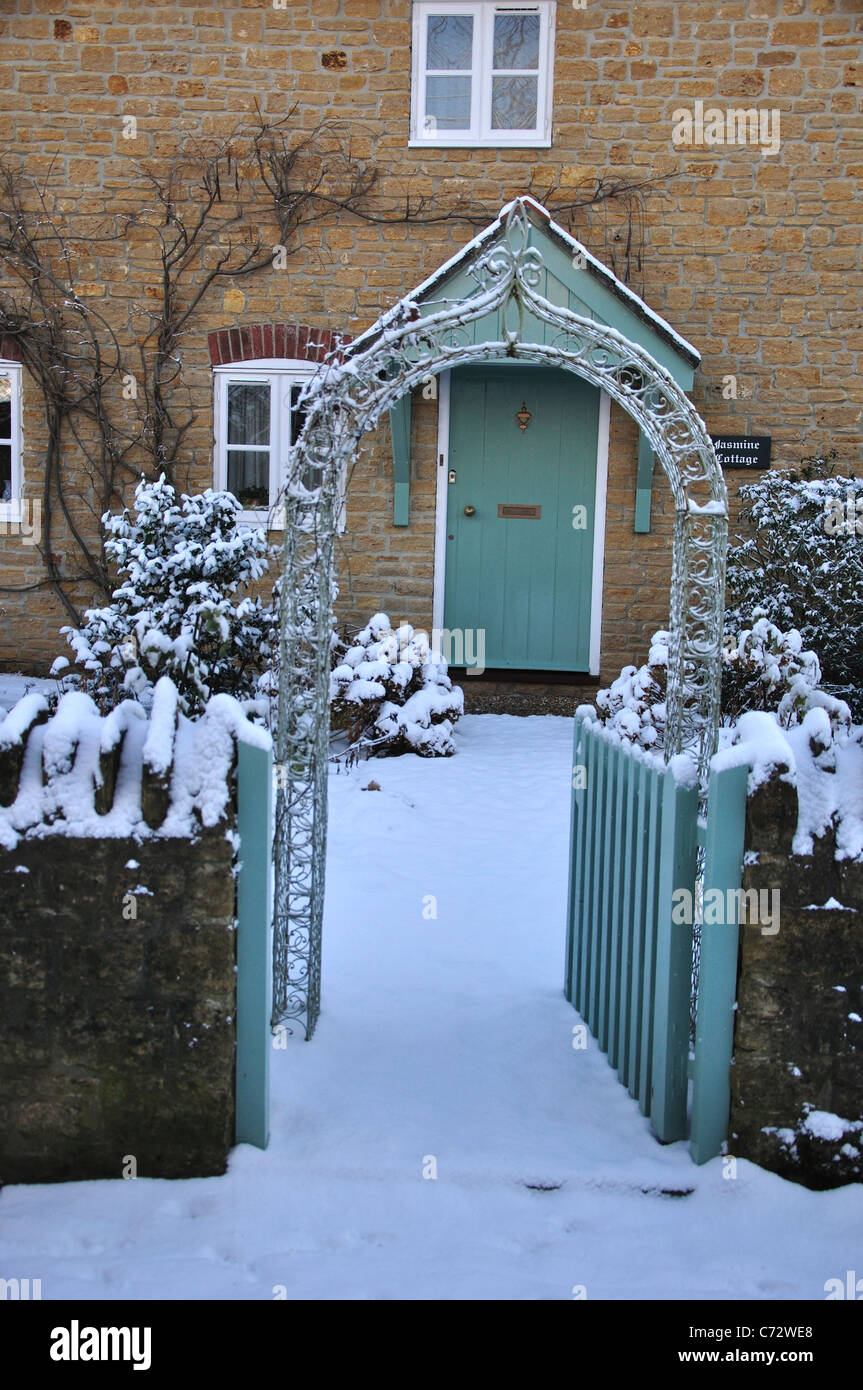 Cottage door gate hi-res stock photography and images - Alamy