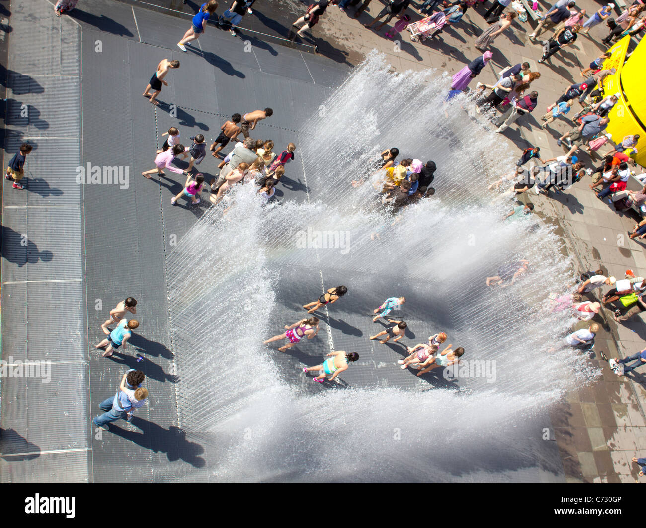 Fountain with people and children hi-res stock photography and images ...