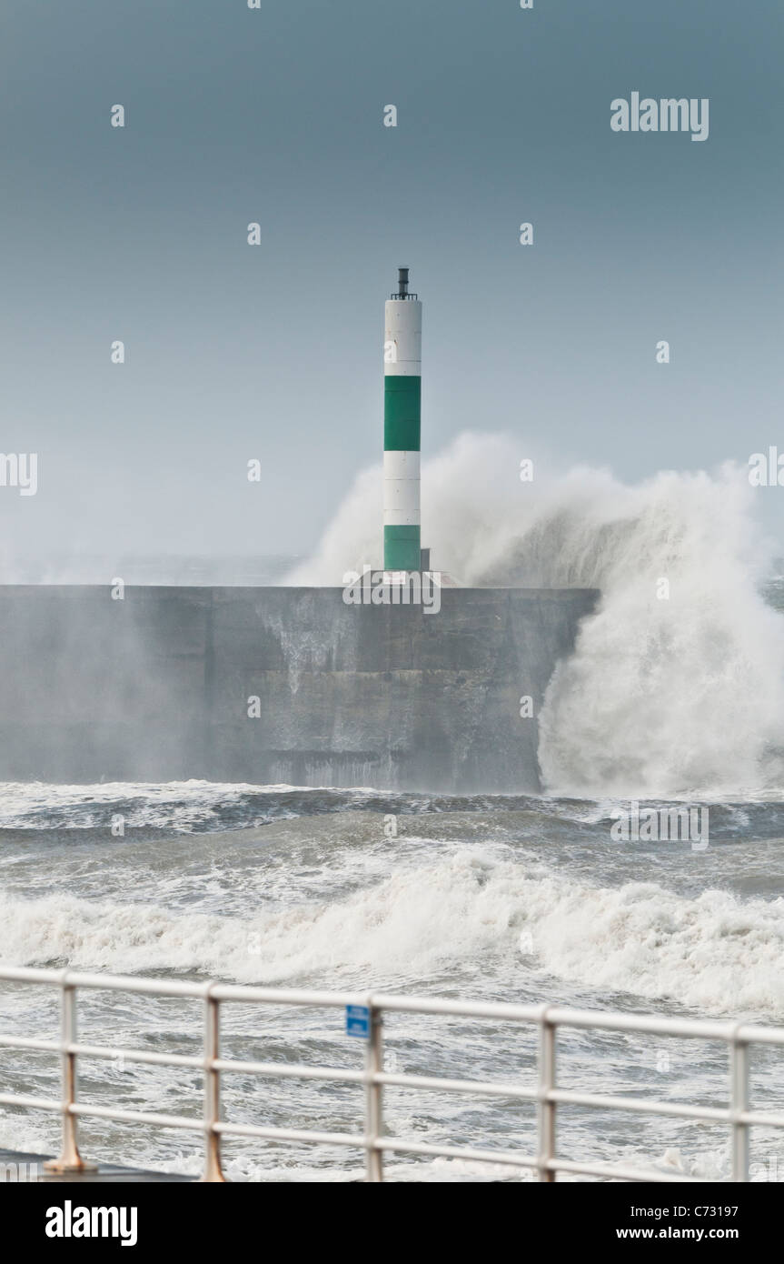 Hurricane wind waves hi-res stock photography and images - Alamy