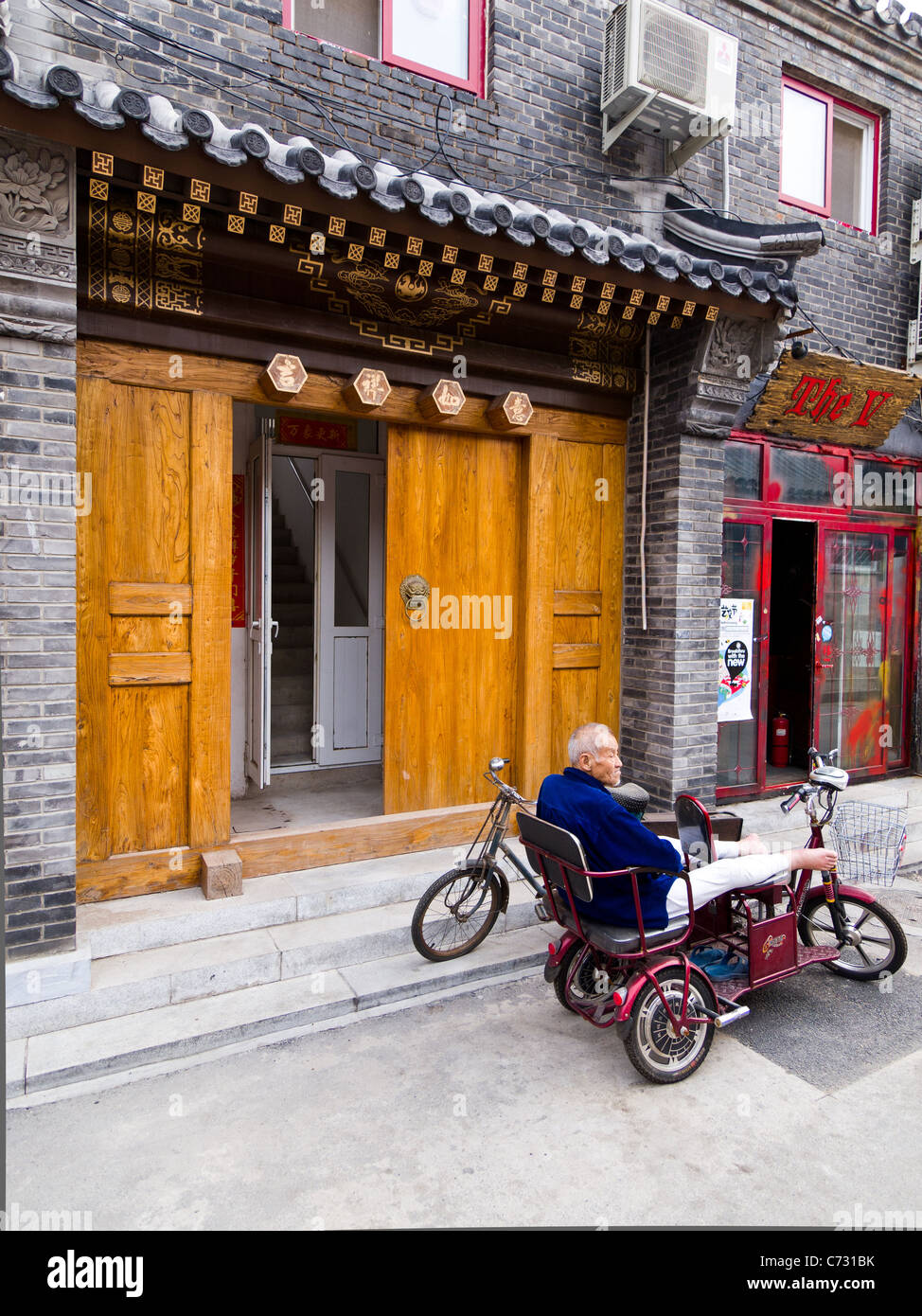 Old man in Old Beijing Stock Photo - Alamy