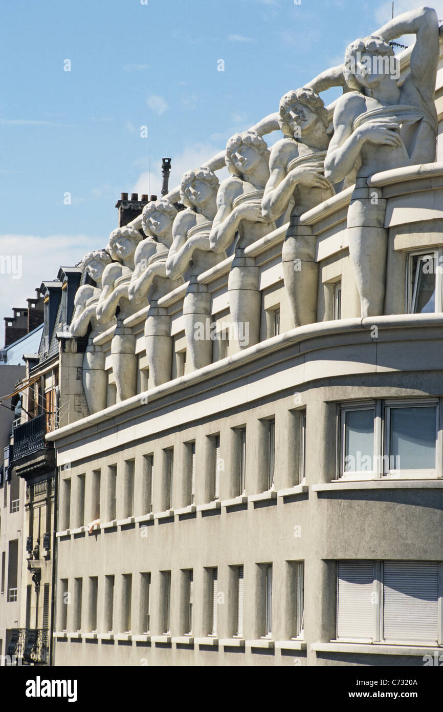 Paris apartments blocks hi-res stock photography and images - Alamy