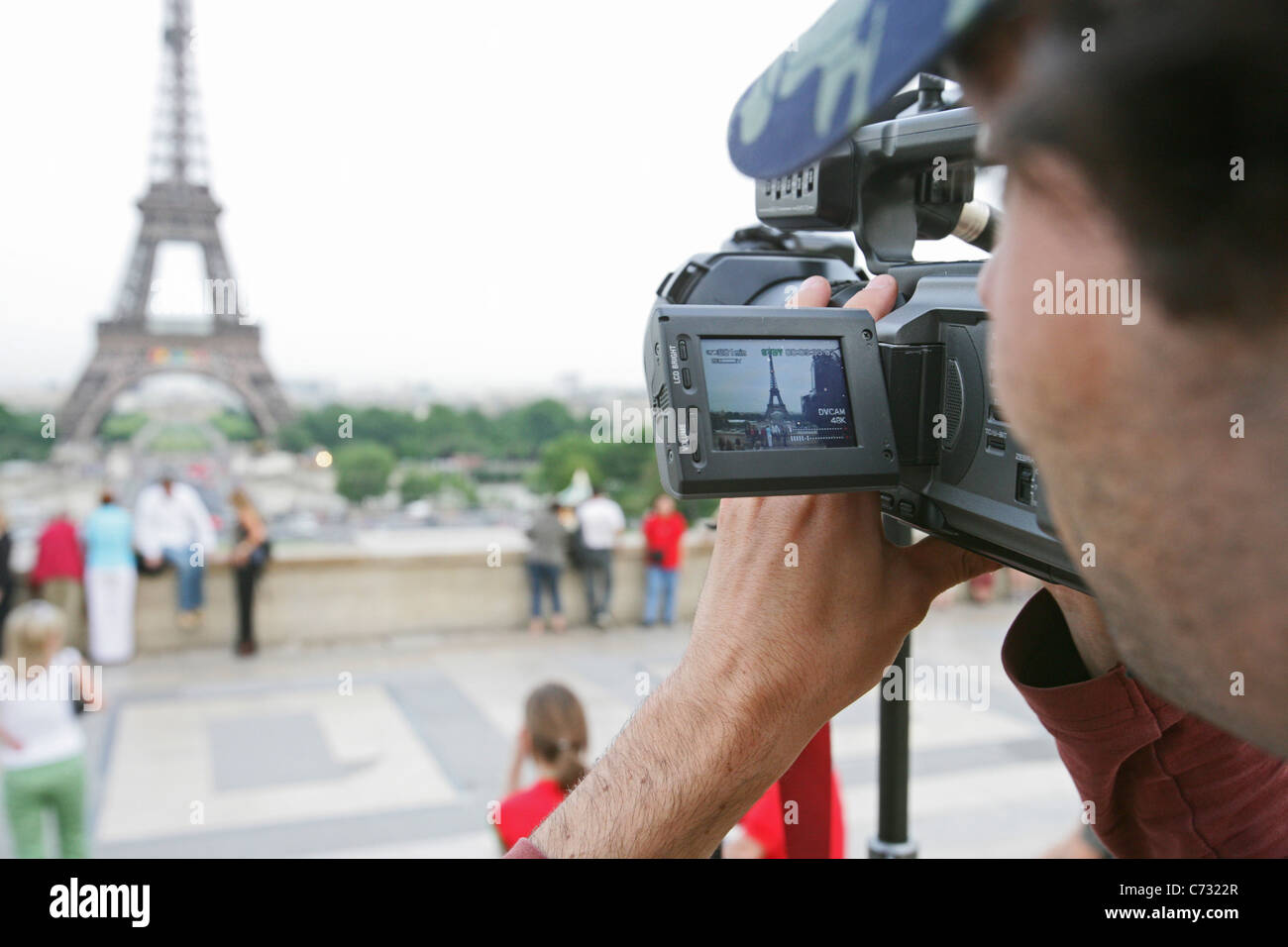 Man filming the Eifel tower with his video camera, Eiffel Tower ...