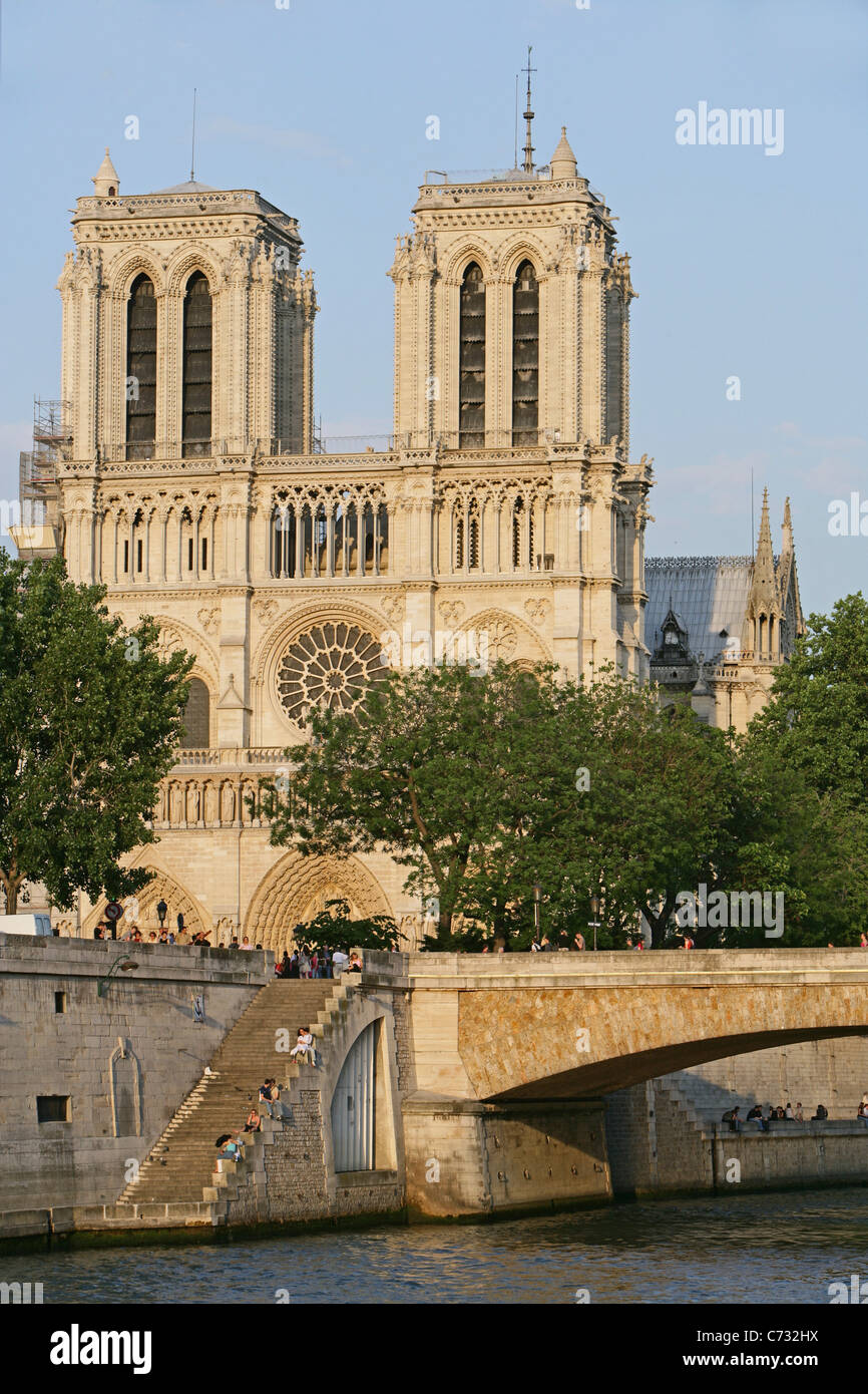 Notre Dame cathedral and bridge across the river Seine, gothic, 4e ...