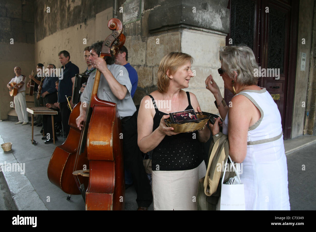 buskers by place des vosges in paris france Stock Photo - Alamy