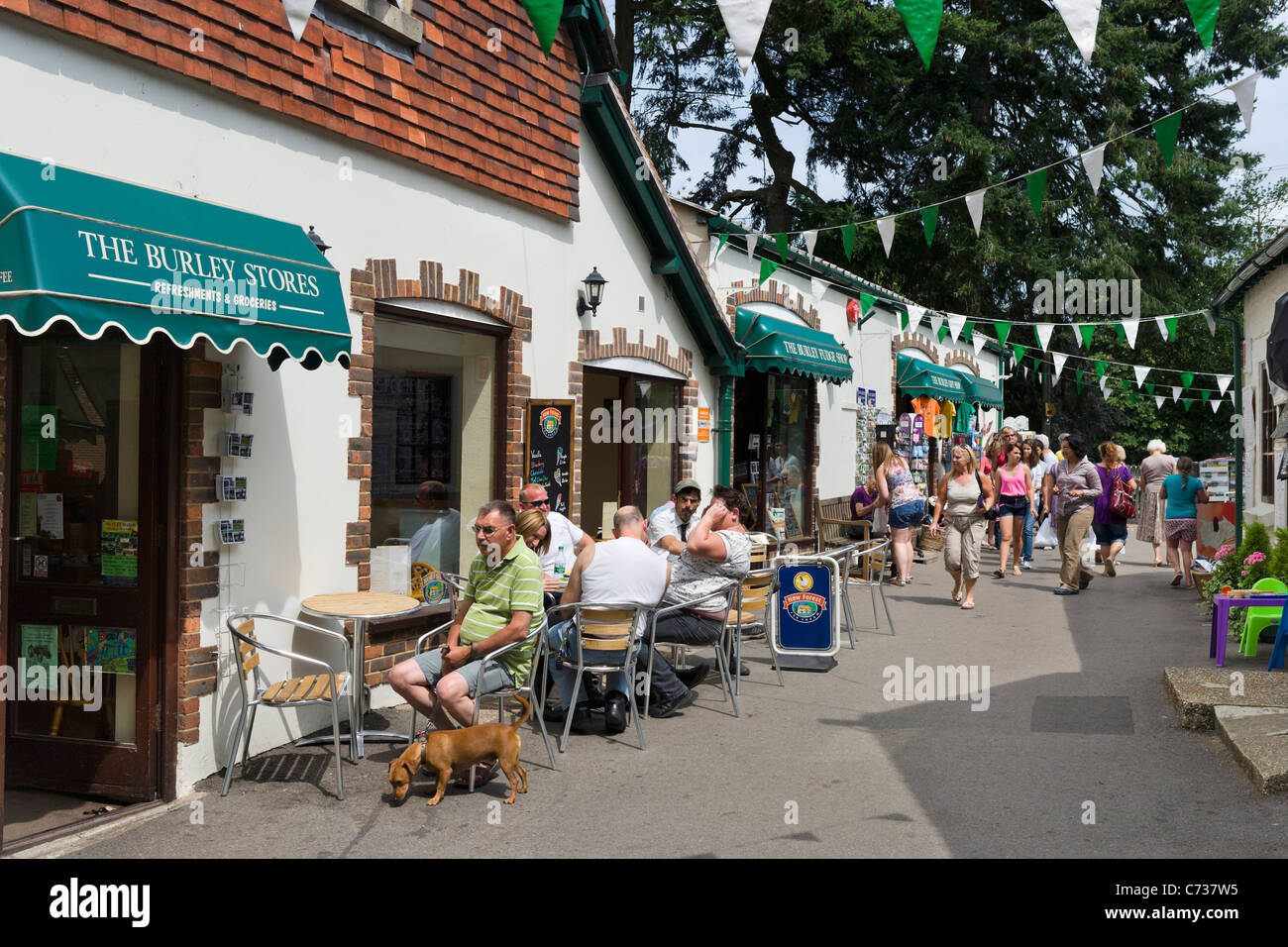 Pavement cafe and shops in the village of Burley in the New Forest ...