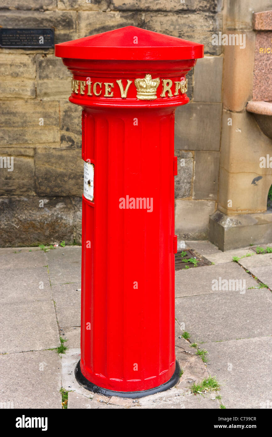 Old Victorian post box in the town centre, Warwick, Warwickshire ...