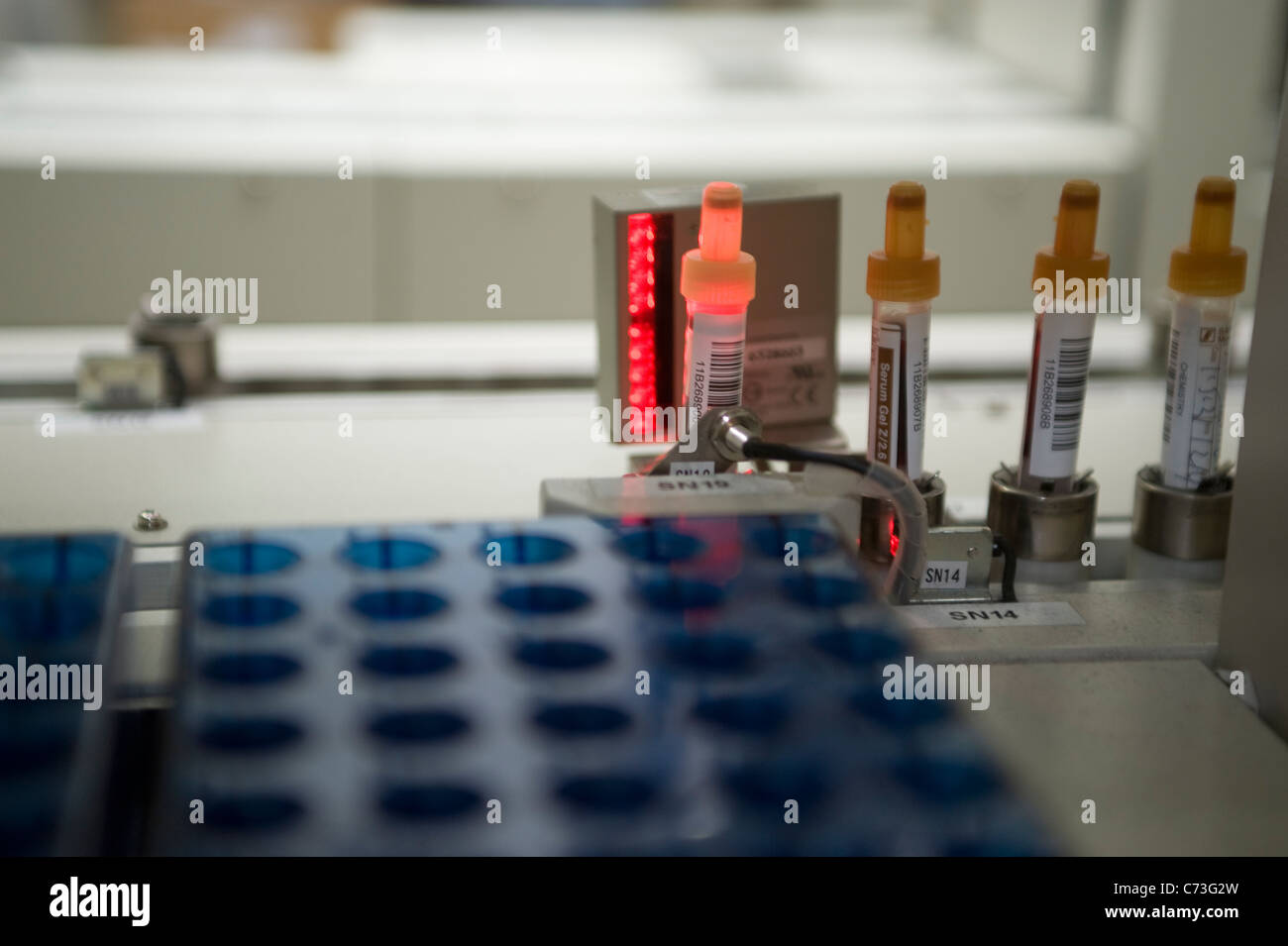Lab sample robot hi-res stock photography and images - Alamy