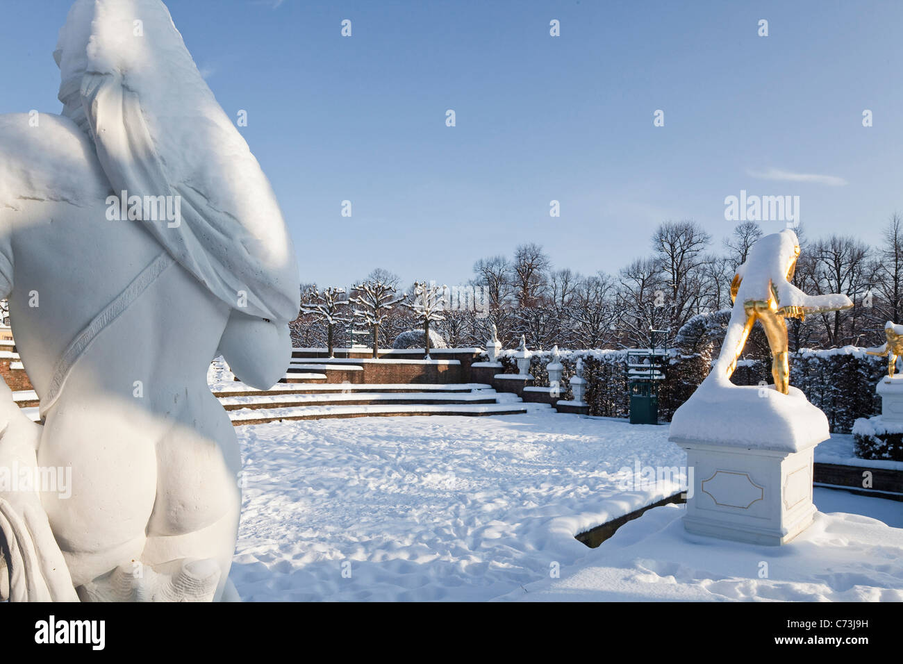 Statues covered in snow in Herrenhausen garden, hedge theatre, winter ...
