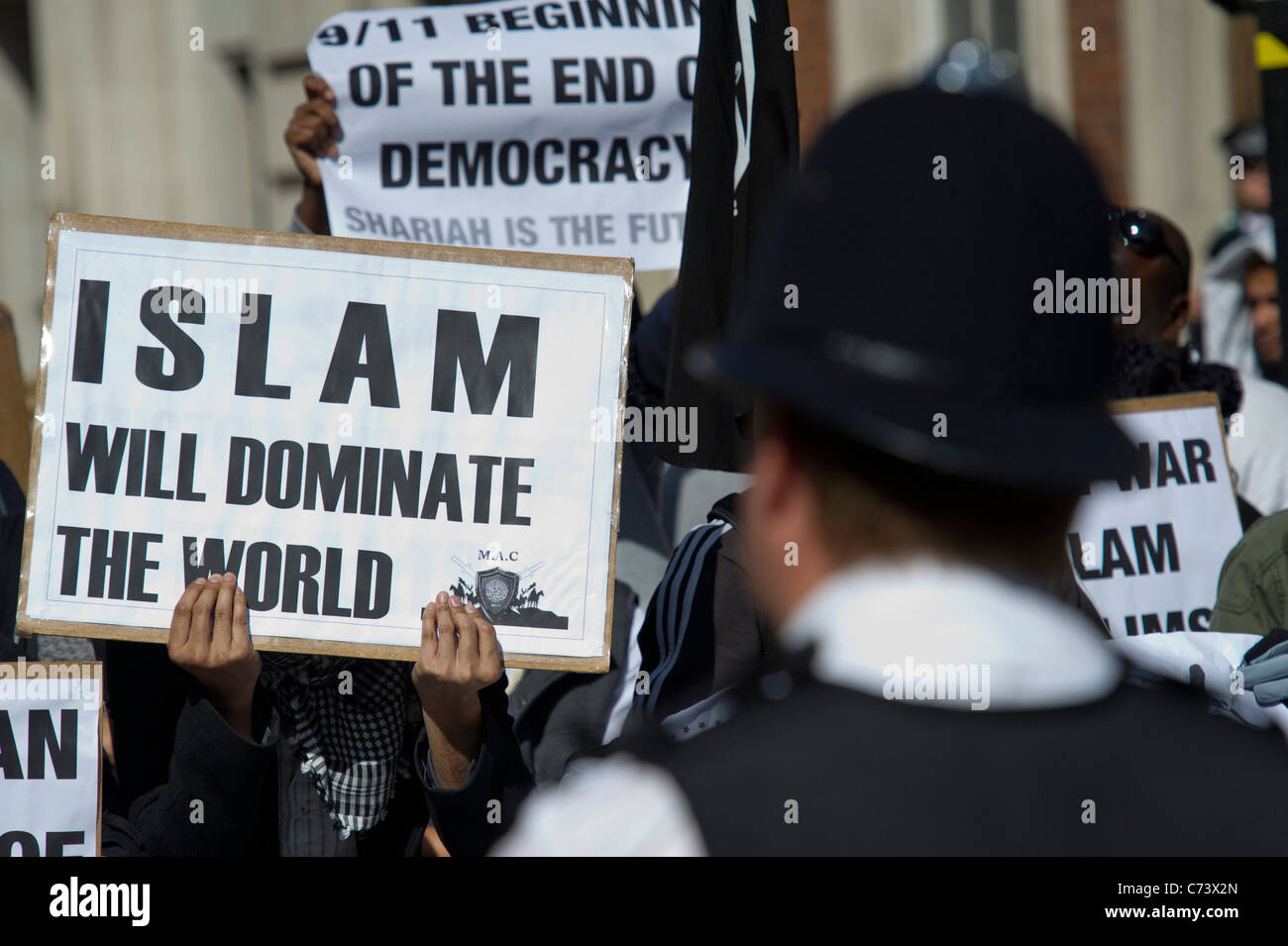 The EDL protest against a group from Muslims against Crusades who are ...