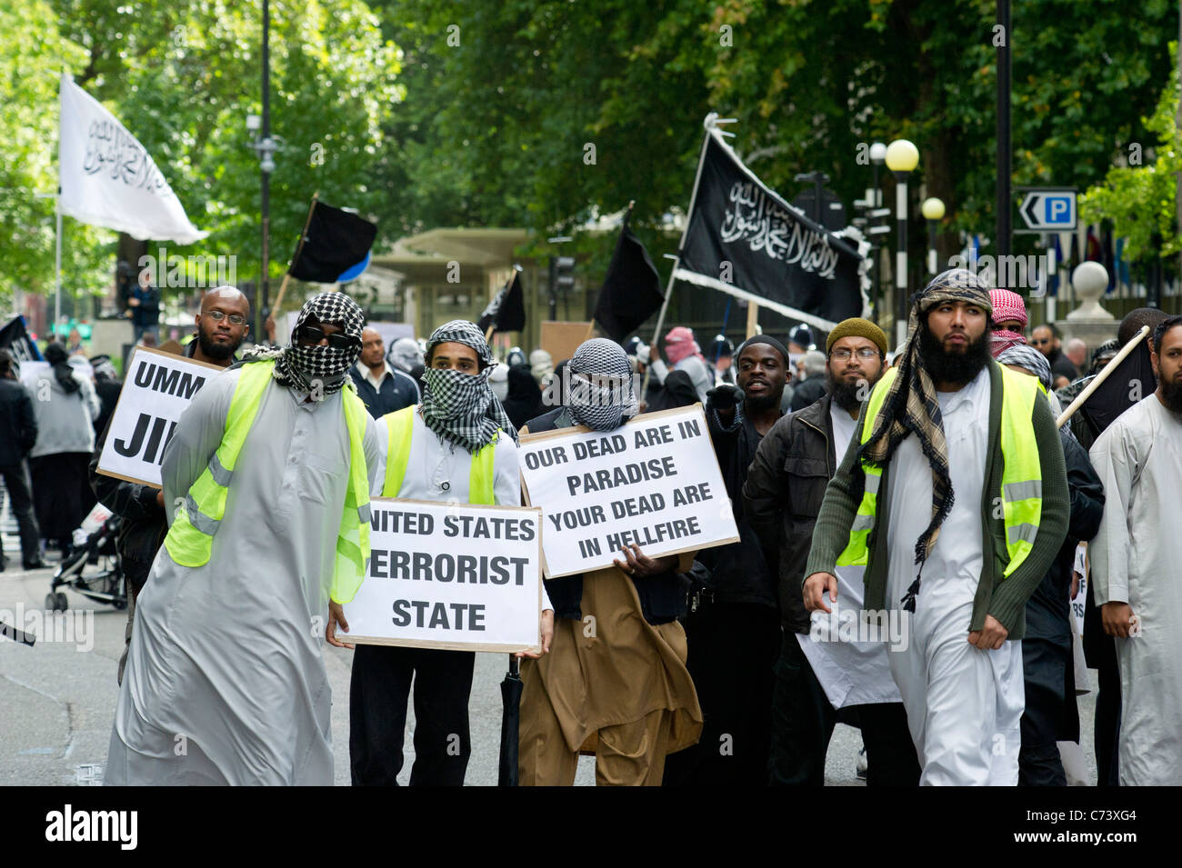 The EDL protest against a group from Muslims against Crusades who are ...