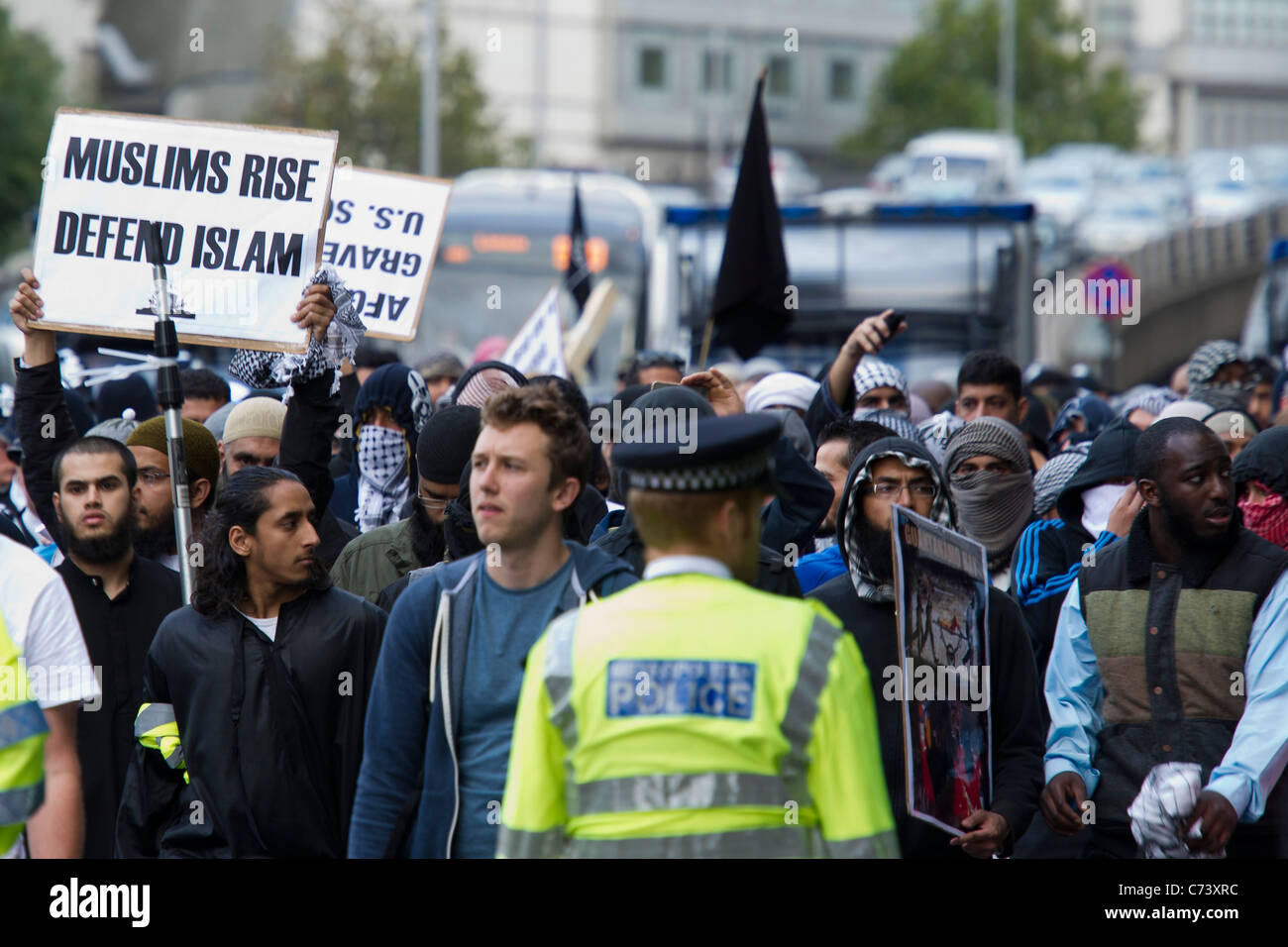 The EDL protest against a group from Muslims against Crusades who are ...