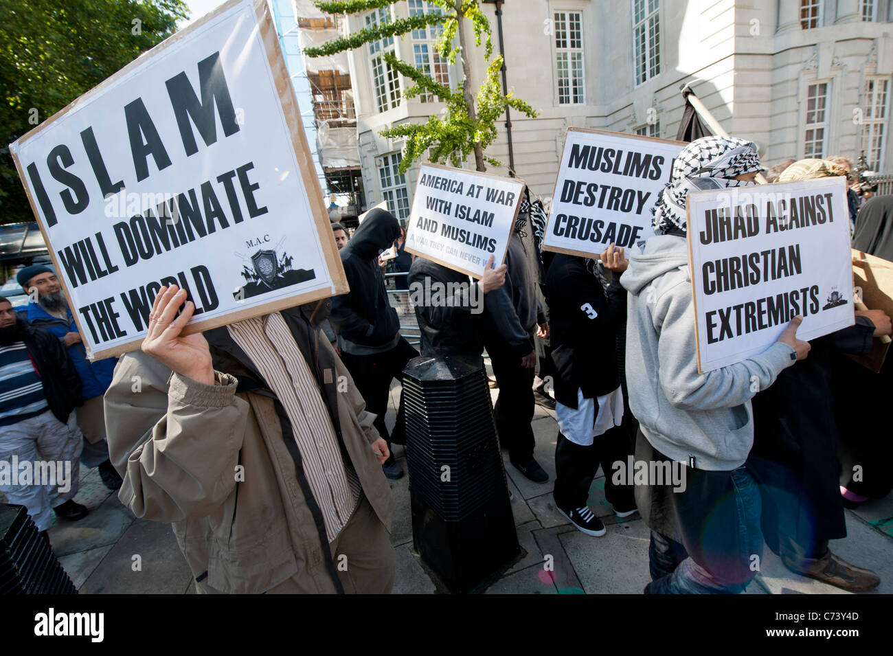 The EDL protest against a group from Muslims against Crusades who are ...