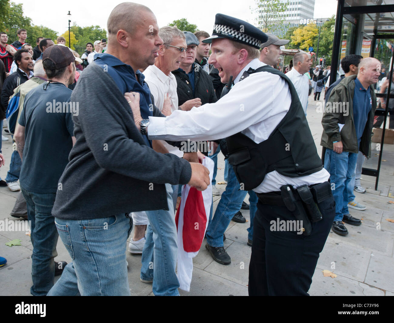 The EDL protest against a group from Muslims against Crusades who are ...
