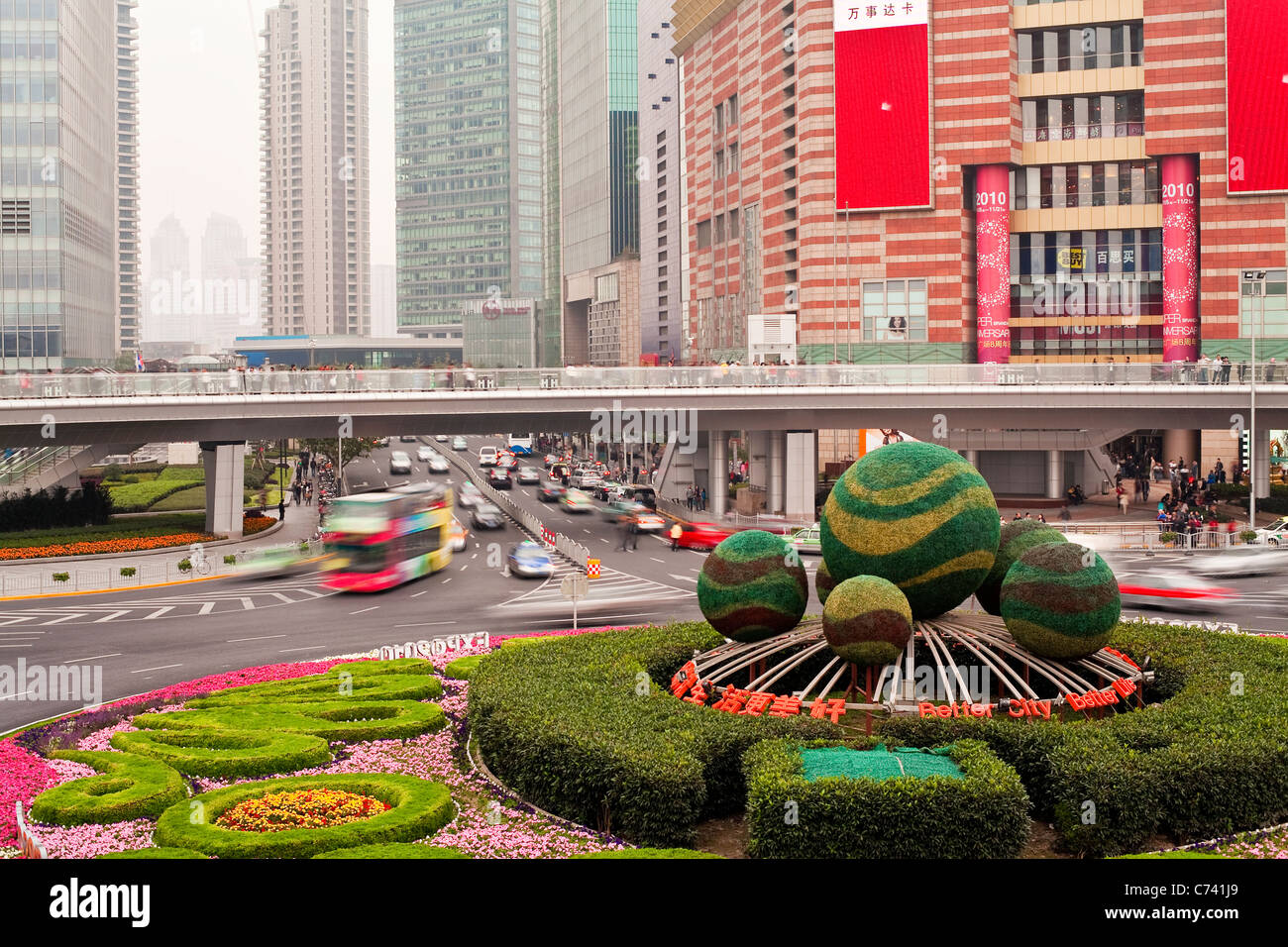 Spherical hedges in central island of roundabout, Century Avenue ...