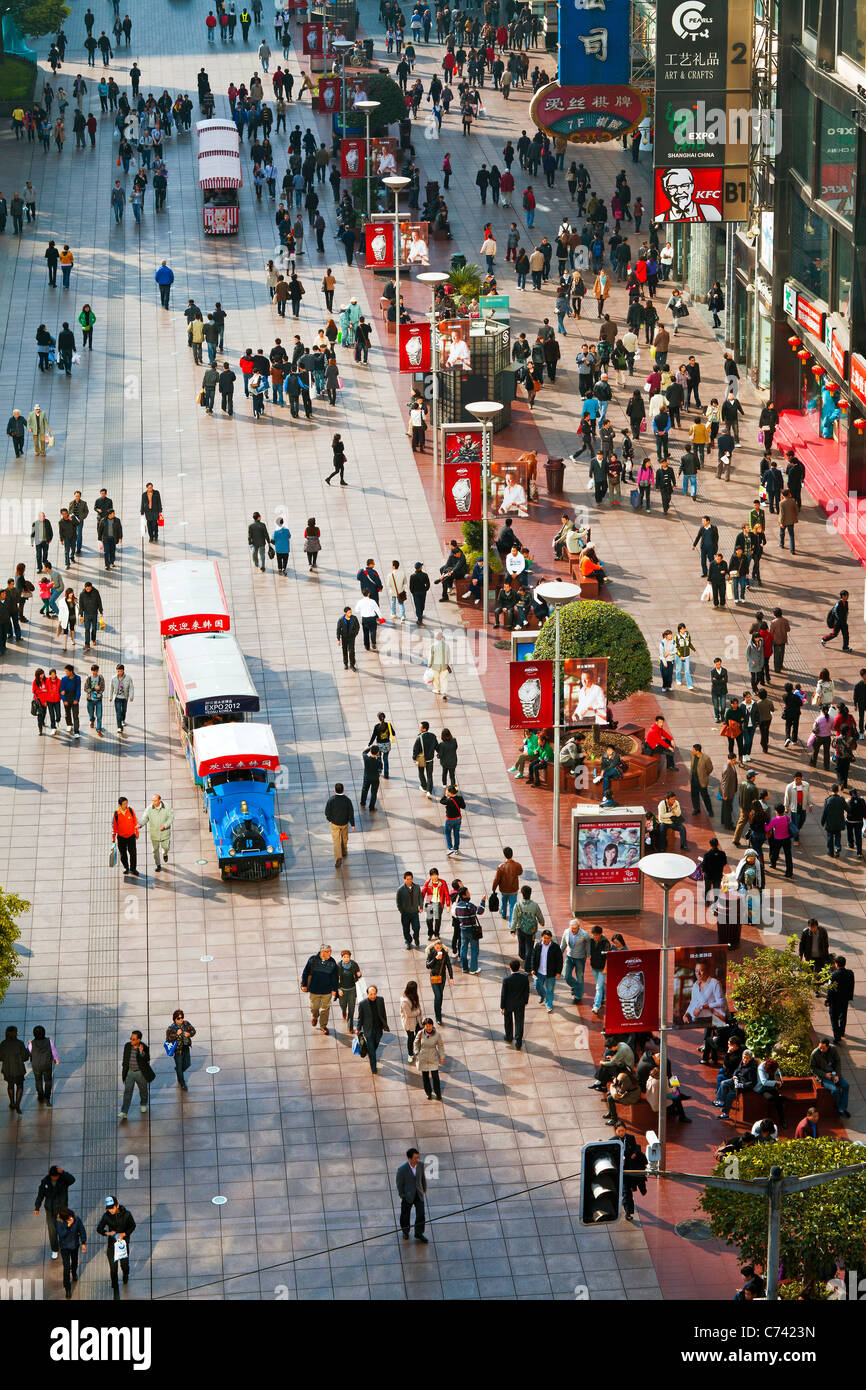 Pedestrians walking past stores on Nanjing Road, Shanghai, China Stock ...
