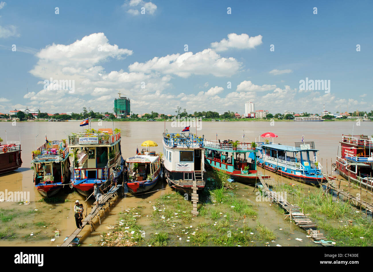 tourist boats on tonle sap river in cambodia Stock Photo - Alamy
