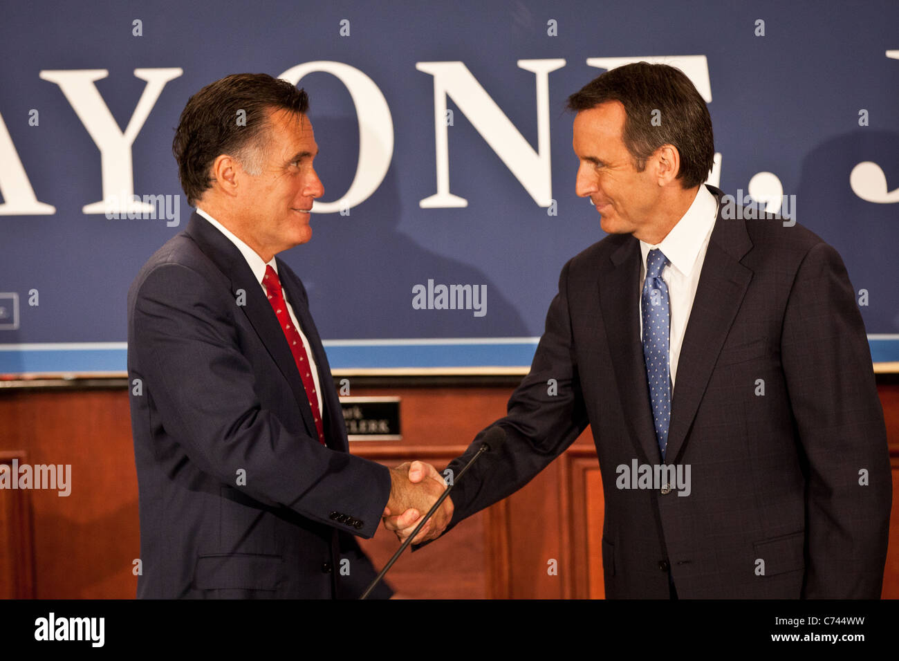 Gov. Mitt Romney shakes hands with Gov. Tim Pawlenty Stock Photo - Alamy
