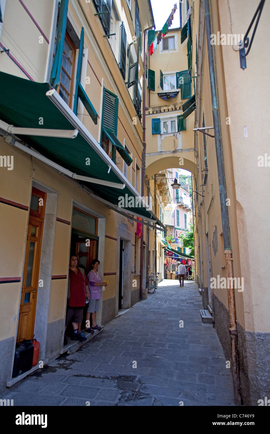 Typical alley at fishing village Monterosso al Mare, Cinque Terre ...