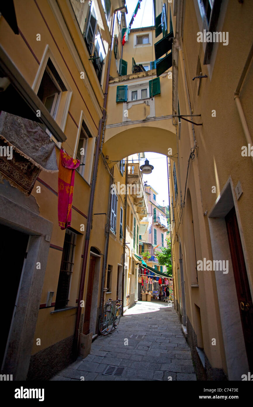 Typical alley at fishing village Monterosso al Mare, Cinque Terre ...