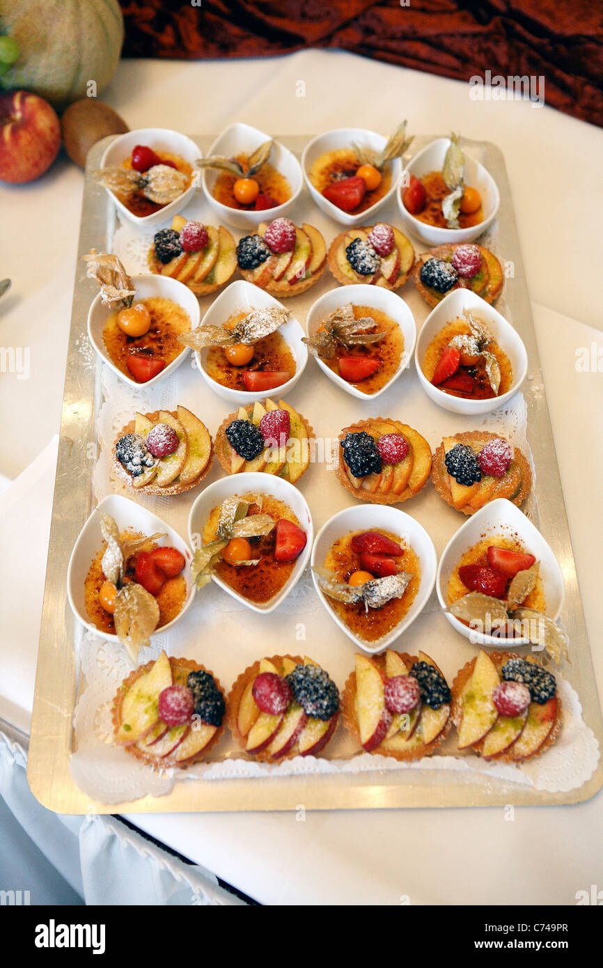 Dessert and fruit buffet hi-res stock photography and images - Alamy