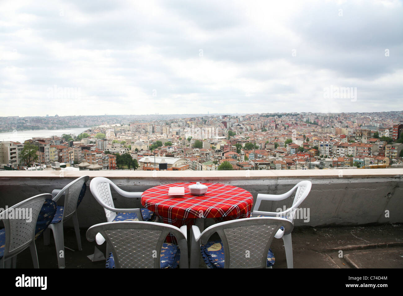 Horizon over buildings hi-res stock photography and images - Alamy