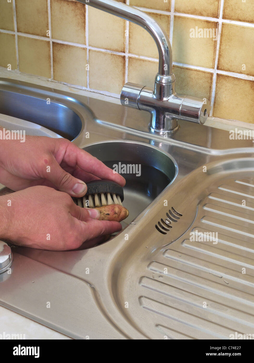 British new potatoes hi-res stock photography and images - Alamy