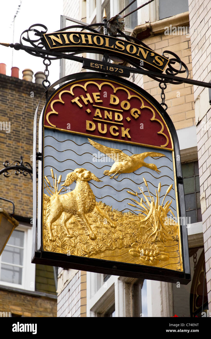 Dog duck pub sign hi-res stock photography and images - Alamy