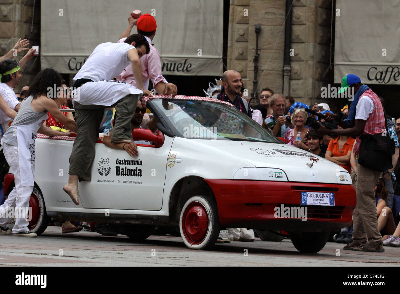 FESTIVAL: the butcher car is uploading all the people on itself ...