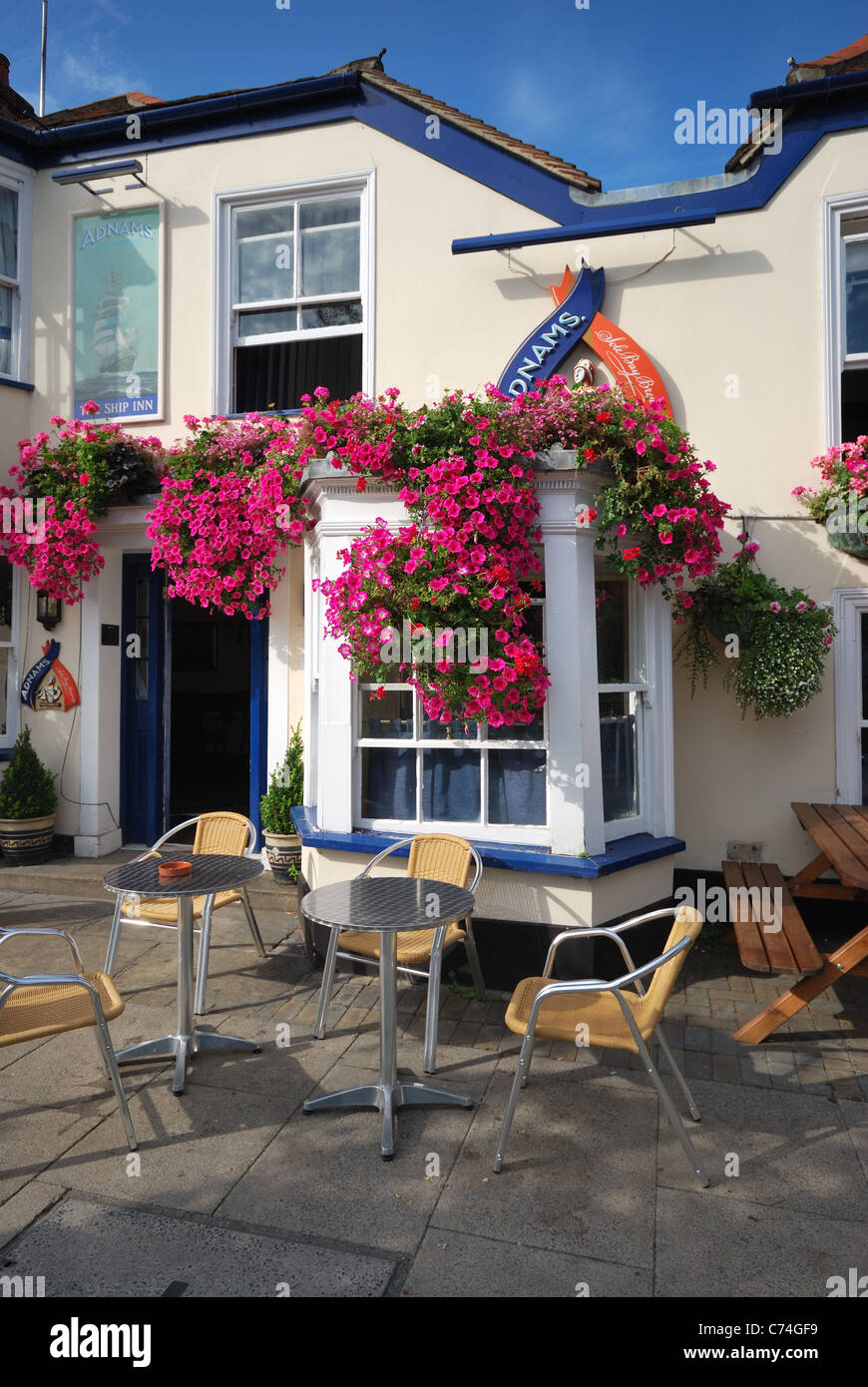 Pub outside seating hi-res stock photography and images - Alamy