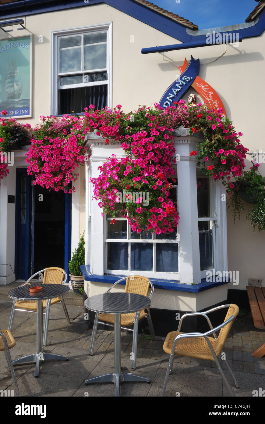 pub with flowers outside Stock Photo - Alamy