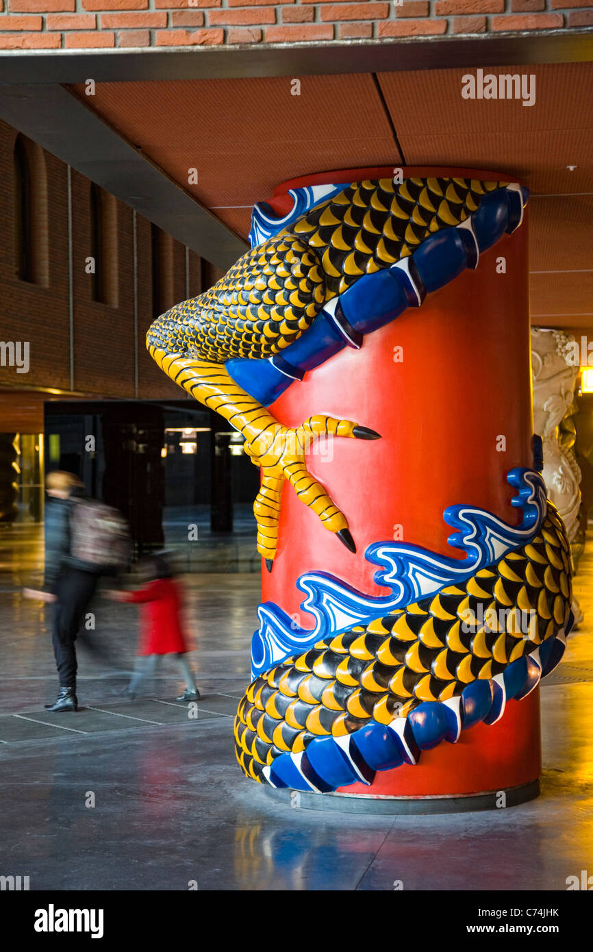 Red japanese column with a dragon tail around it Stock Photo - Alamy