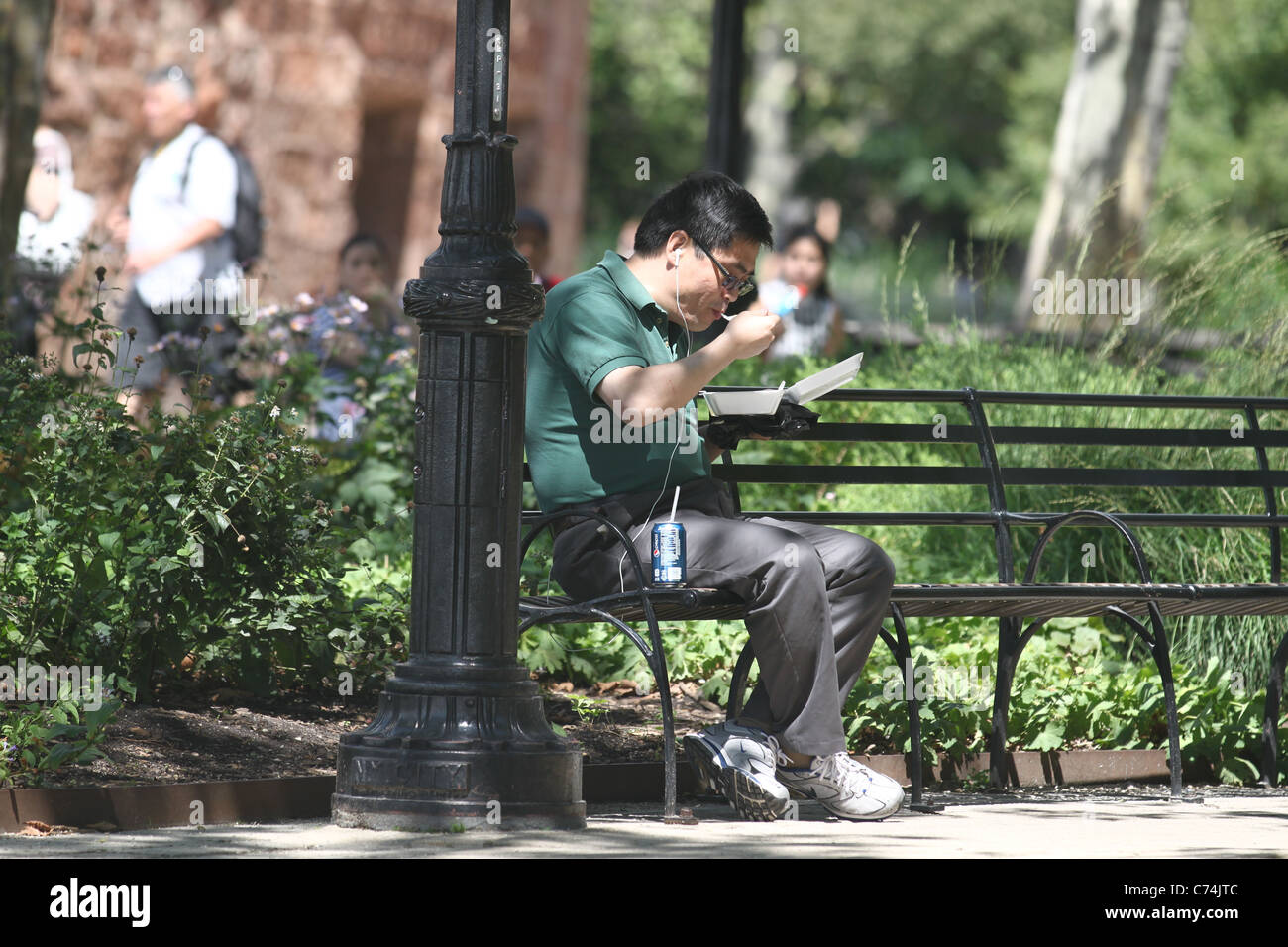 Man eating fast food nyc hi-res stock photography and images - Alamy