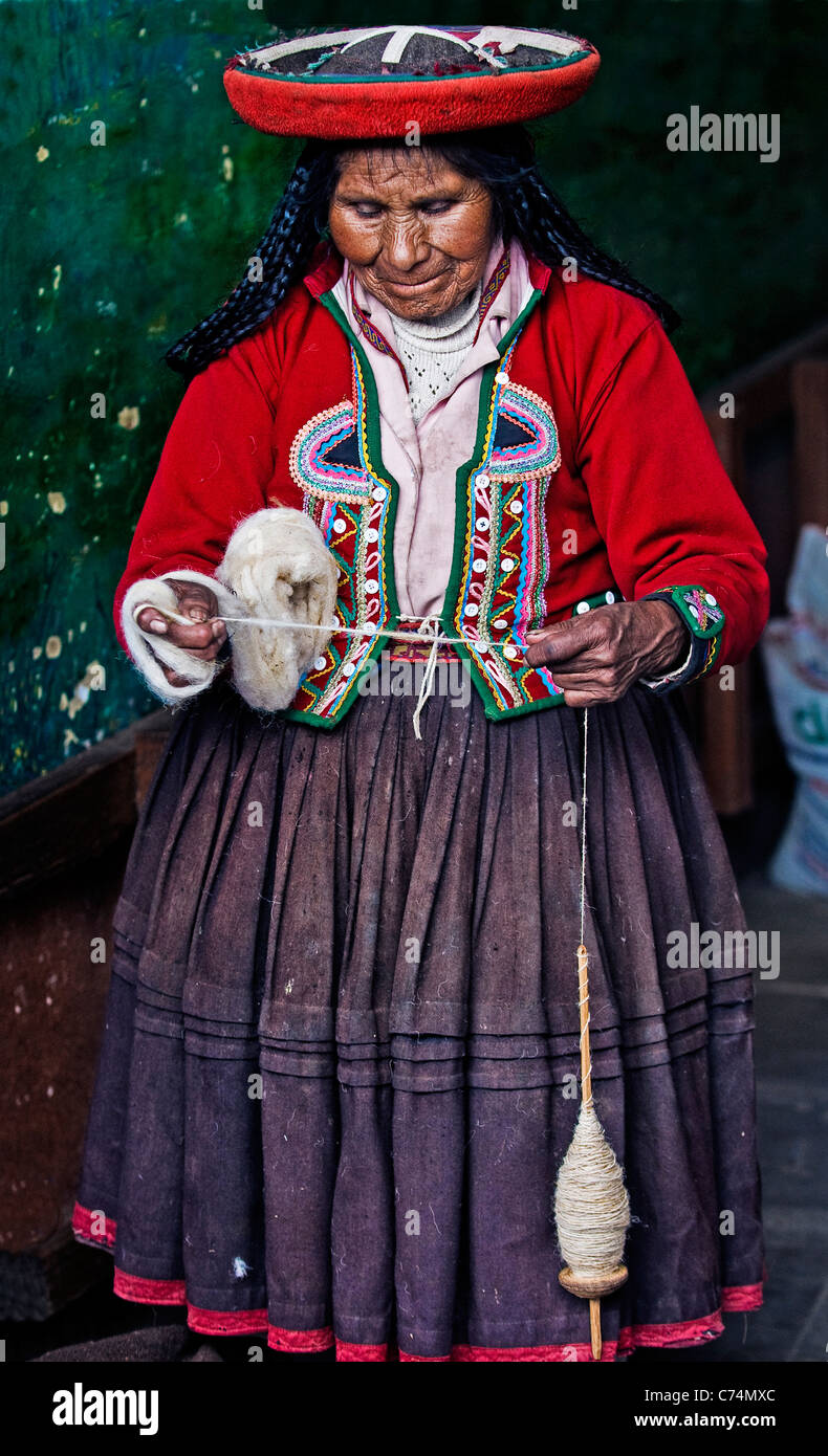 Quechua weaver hi-res stock photography and images - Alamy