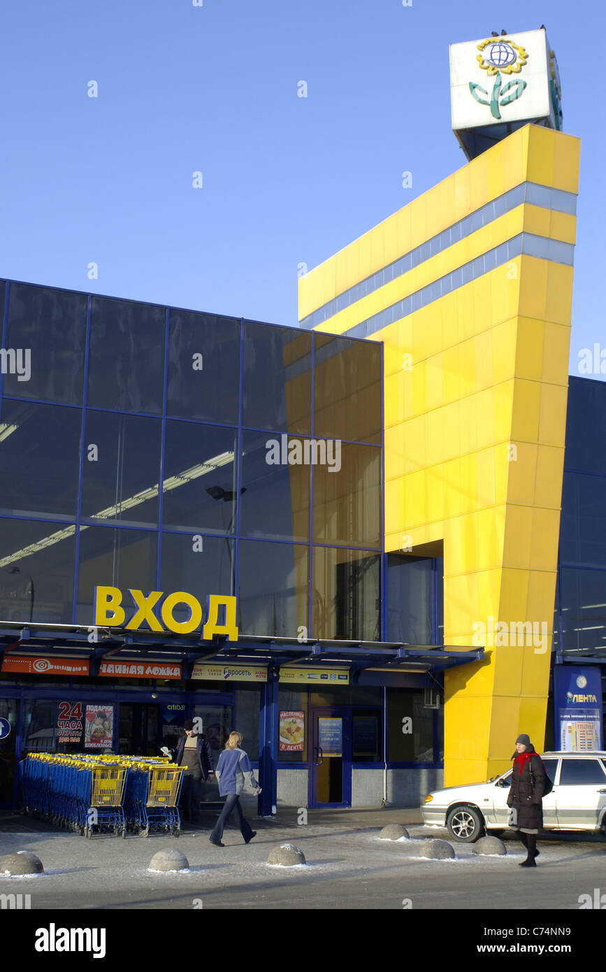 Russia saint petersburg supermarket lenta hi-res stock photography and ...