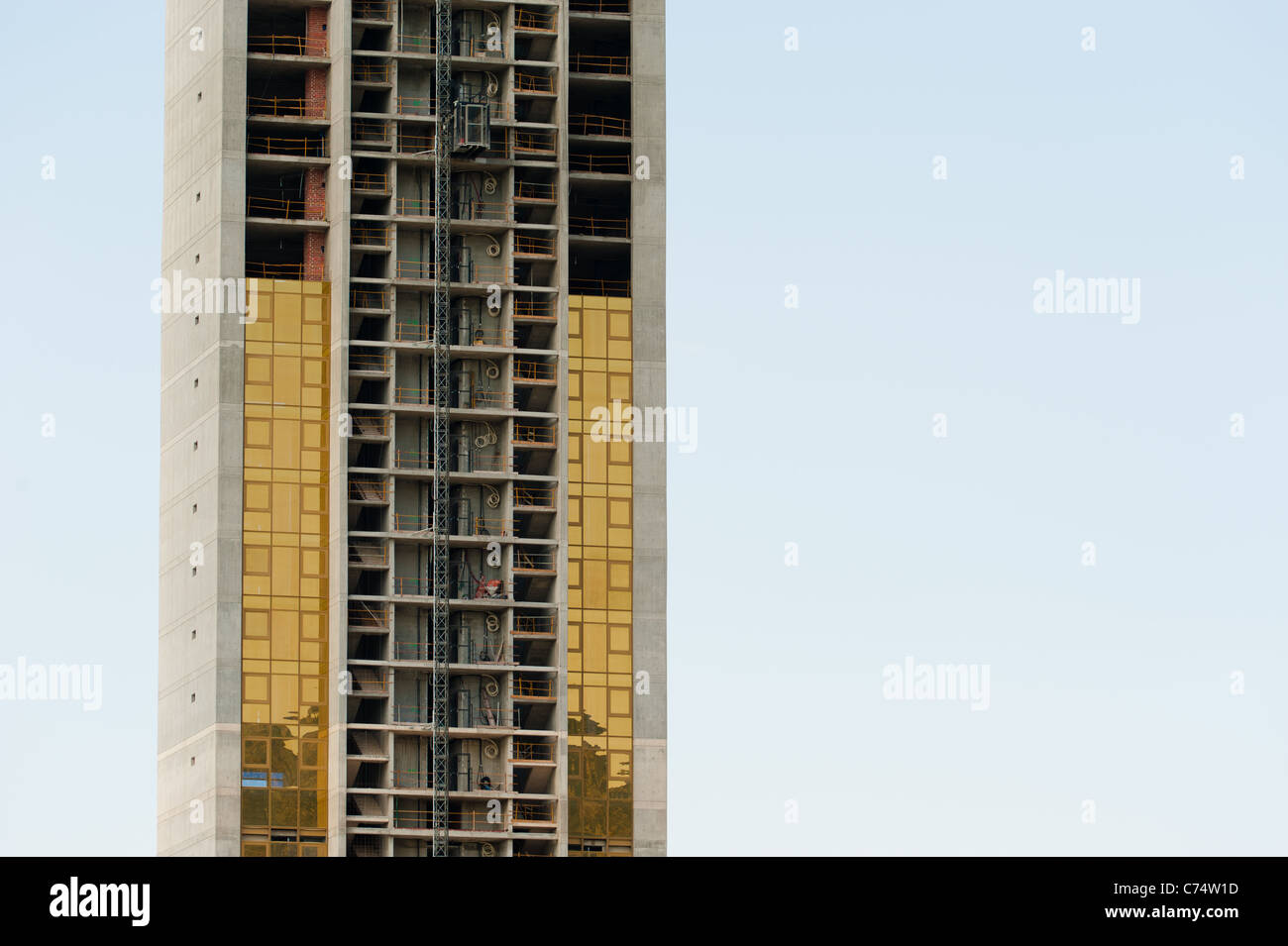 A huge high rise building under construction Stock Photo - Alamy