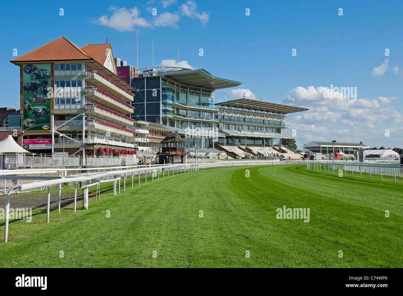 York racecourse grandstand hi-res stock photography and images - Alamy