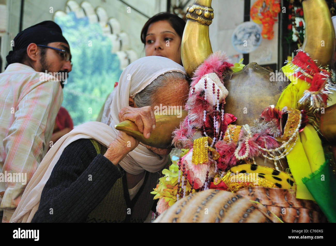 Old woman pray for God at Gurudwara Temple in Manikaran Stock Photo - Alamy