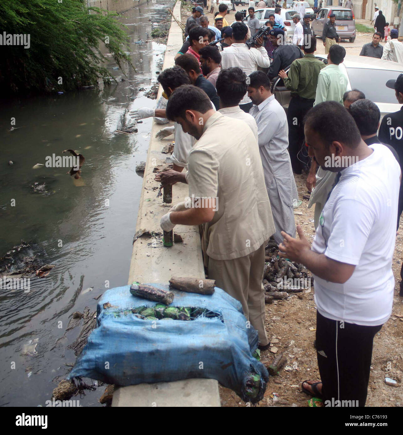 Recovered from sewerage water drain karachi hi-res stock photography ...