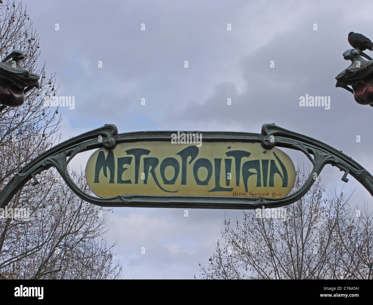 Metropolitain sign paris hi-res stock photography and images - Alamy