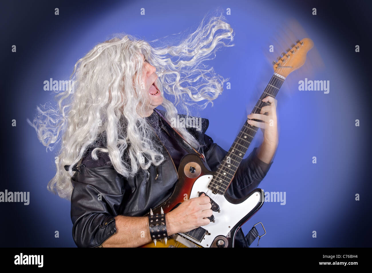 Old rock-star playing his electric guitar Stock Photo - Alamy