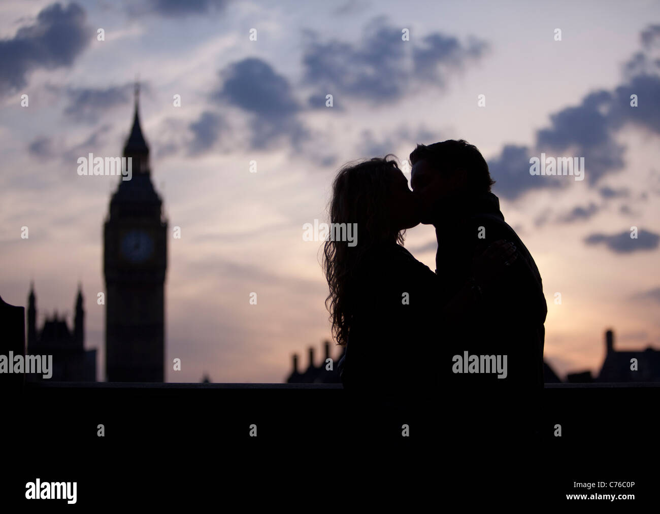 UK, London, Silhouette of couple kissing at sunset Stock Photo - Alamy